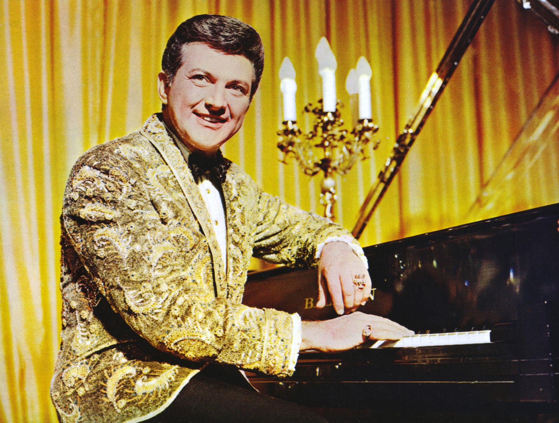 Liberace, flamboaiantul showman american. Unul dintre cei mai ...