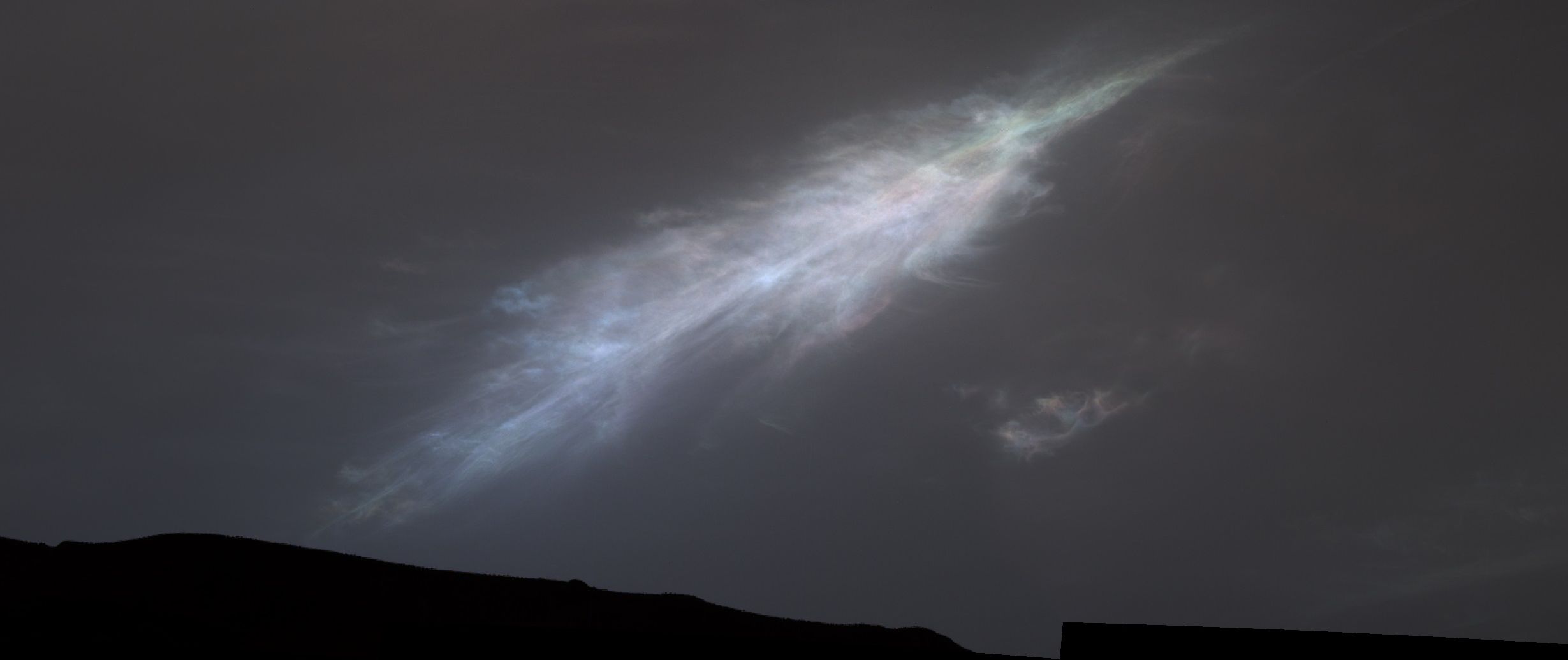 Roverul Curiosity a fotografiat, în premieră, razele Soarelui care trec ...