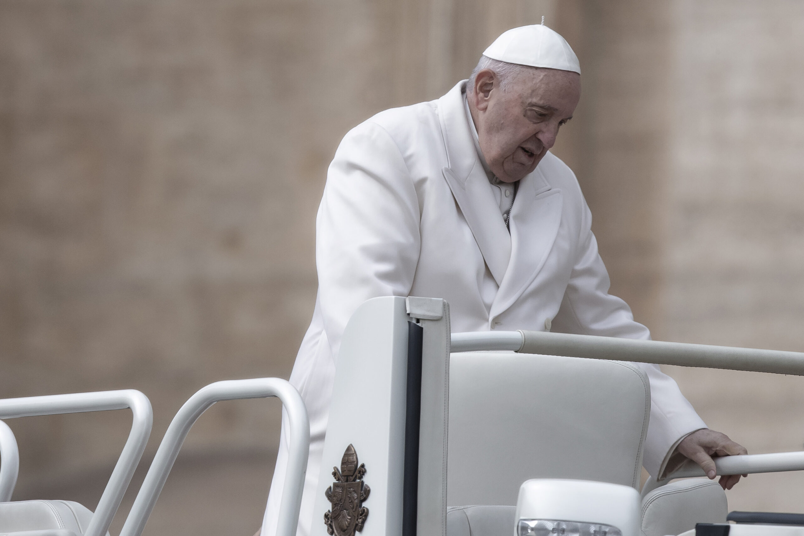 Papa Francisc a fost internat din cauza unei infecții respiratorii