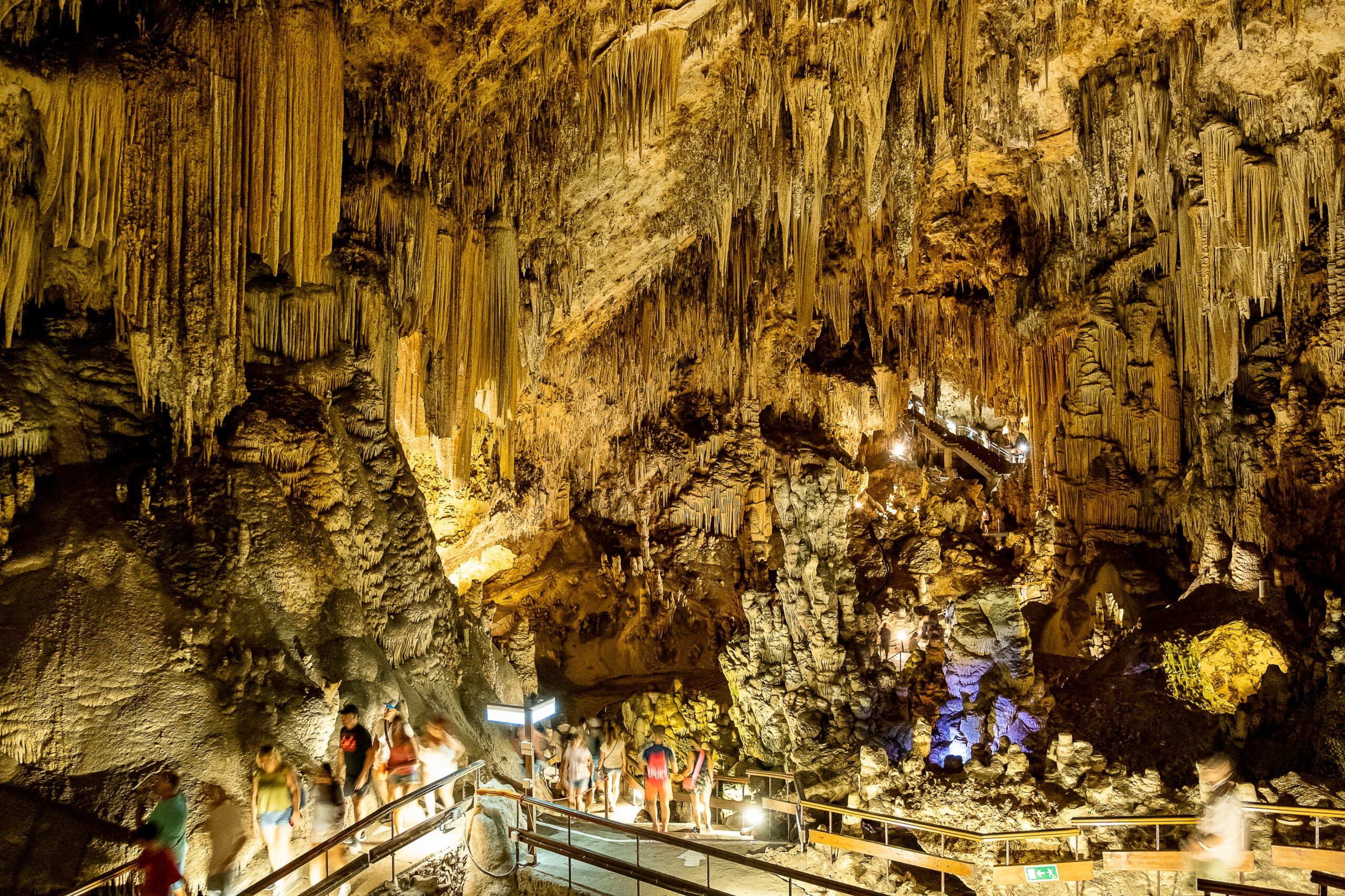 Cea mai vizitată peșteră din Spania, luminată timp de 41.000 de ani