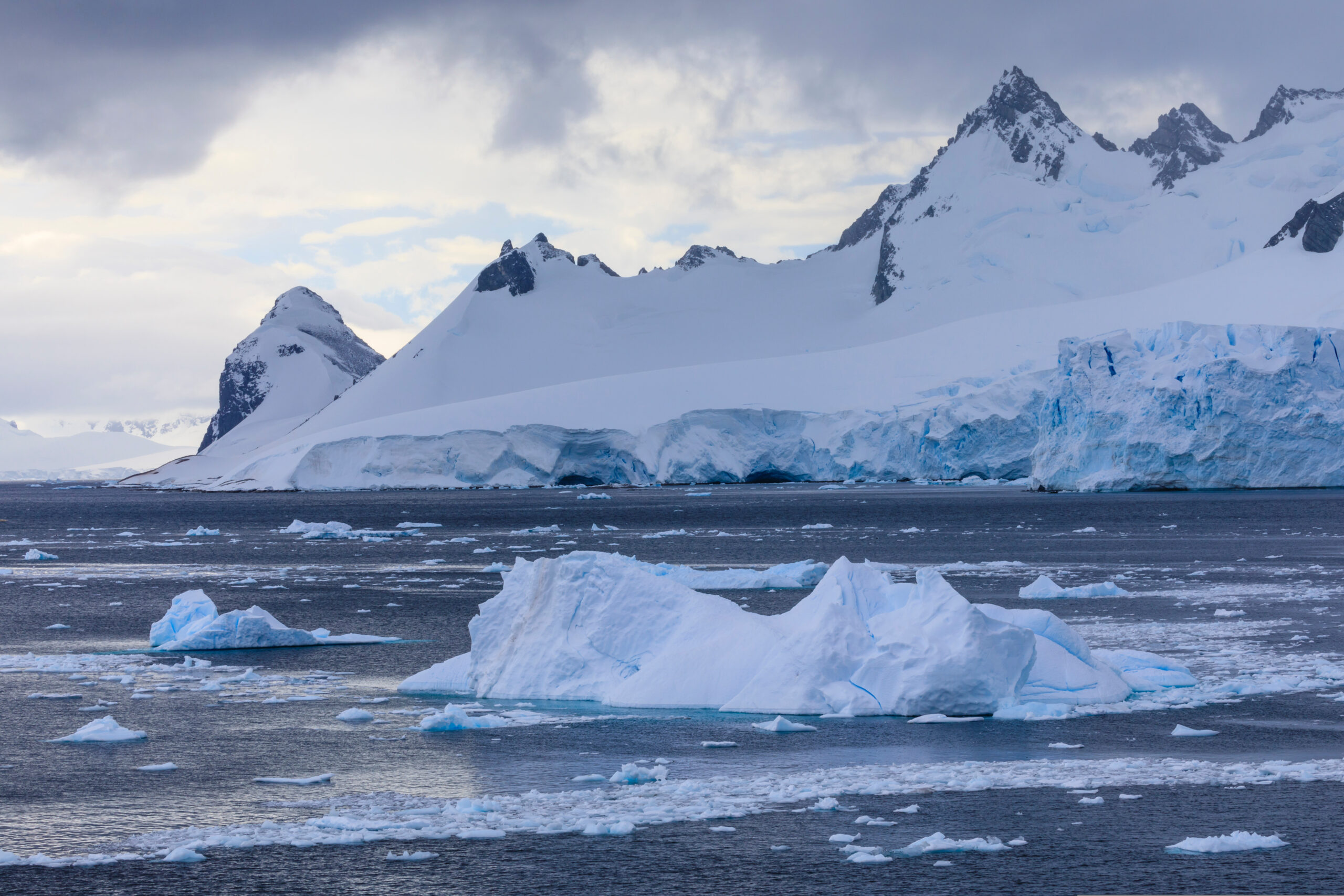 Cercetătorii au descoperit că gheața din Antarctica s-a topit și în ...