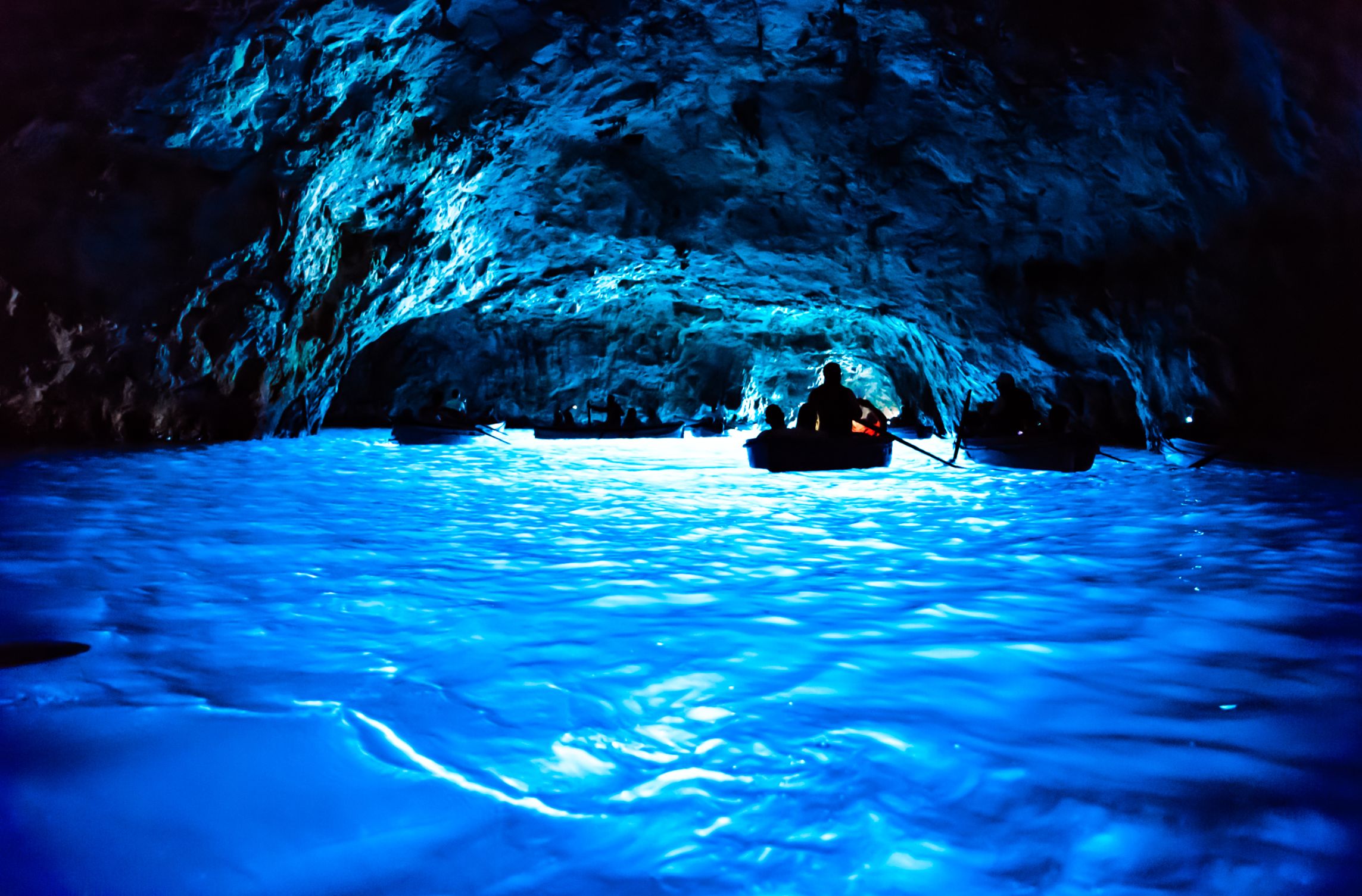O geologie impresionantă: Peștera marină din Capri fascinează de mii de ...