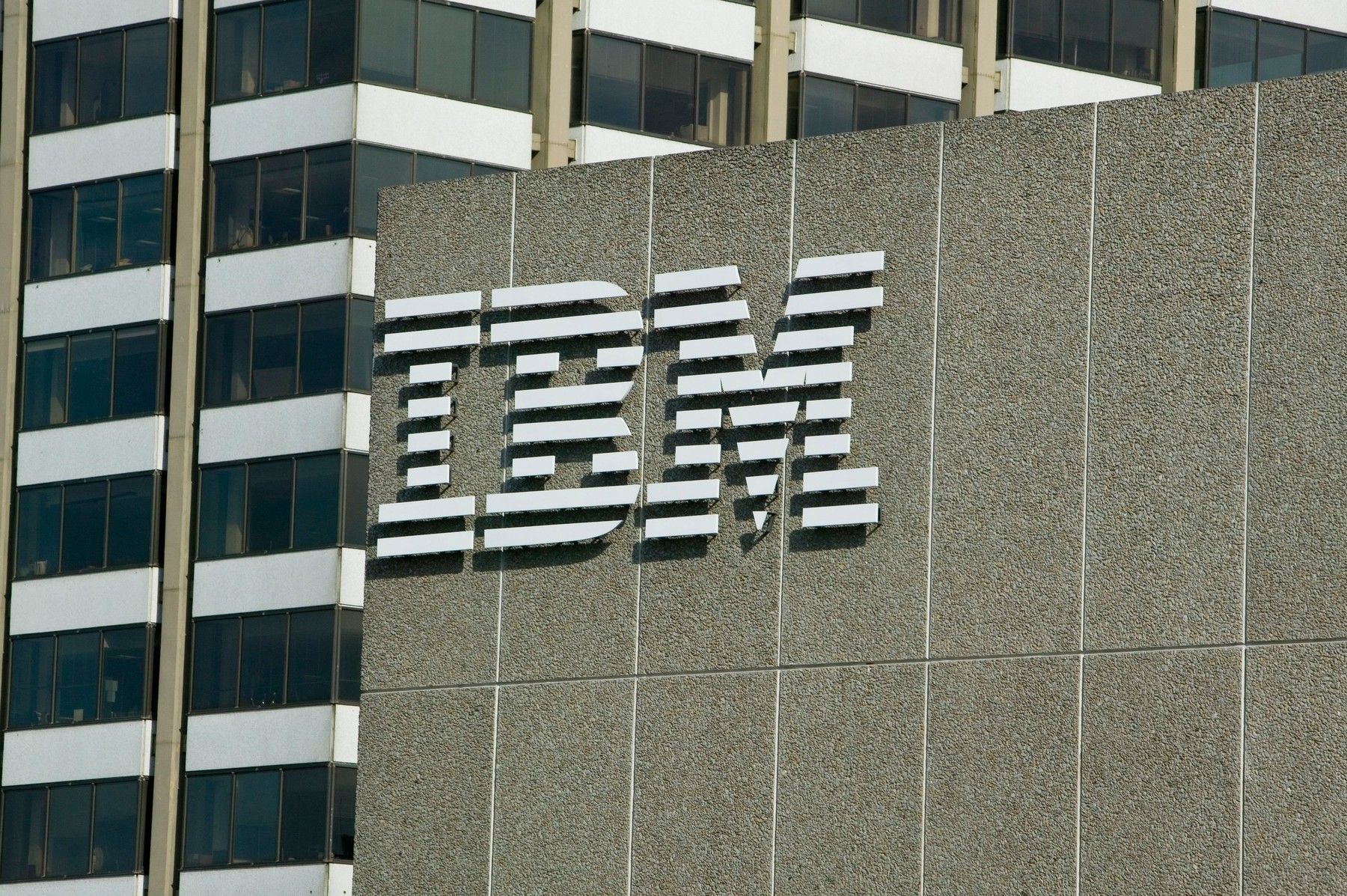 IBM înlocuiește oamenii cu Inteligența Artificială