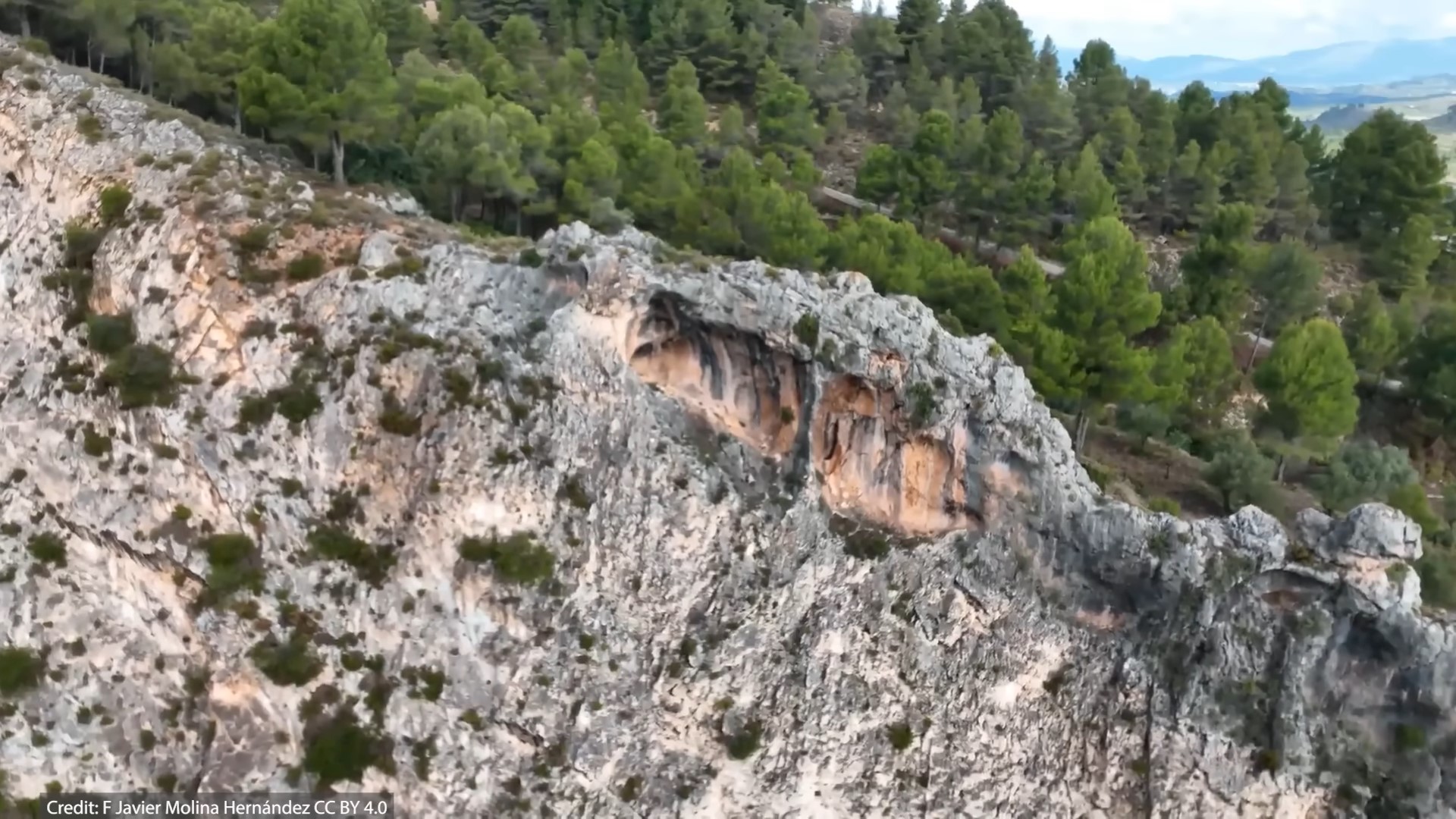 Momentul în care o dronă descoperă artă rupestră veche de 7.000 de ani