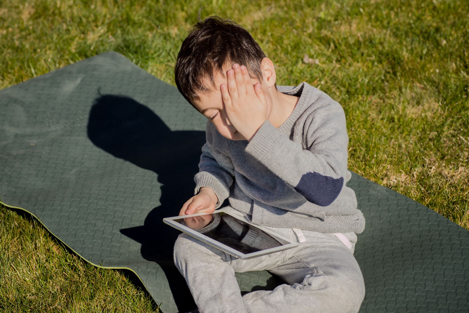 Un studiu arată că cei mici învață chiar și atunci când nu sunt atenți