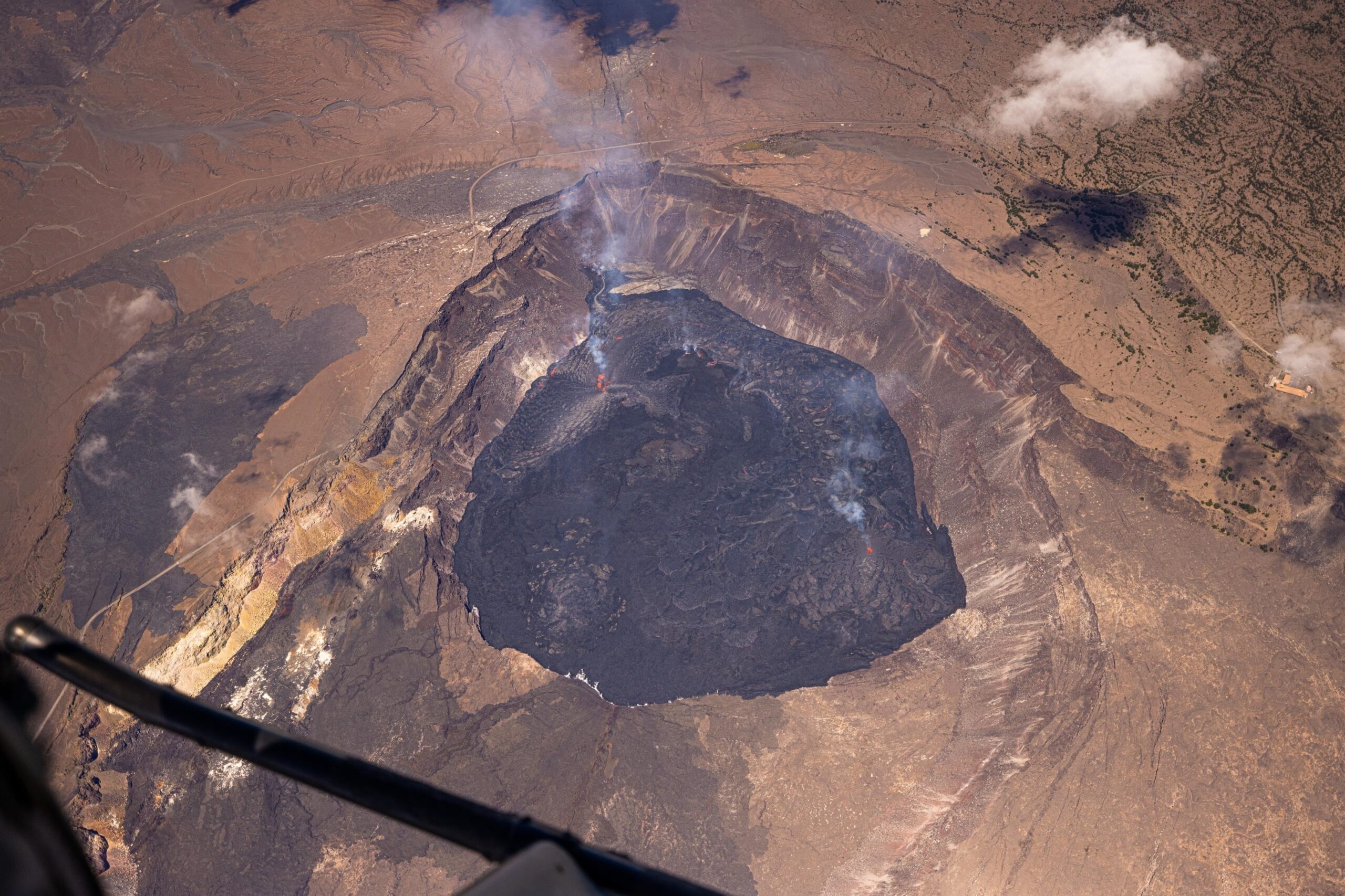 Un vulcan din Hawaii care erupe a început să scuipe cu „părul lui Pele”