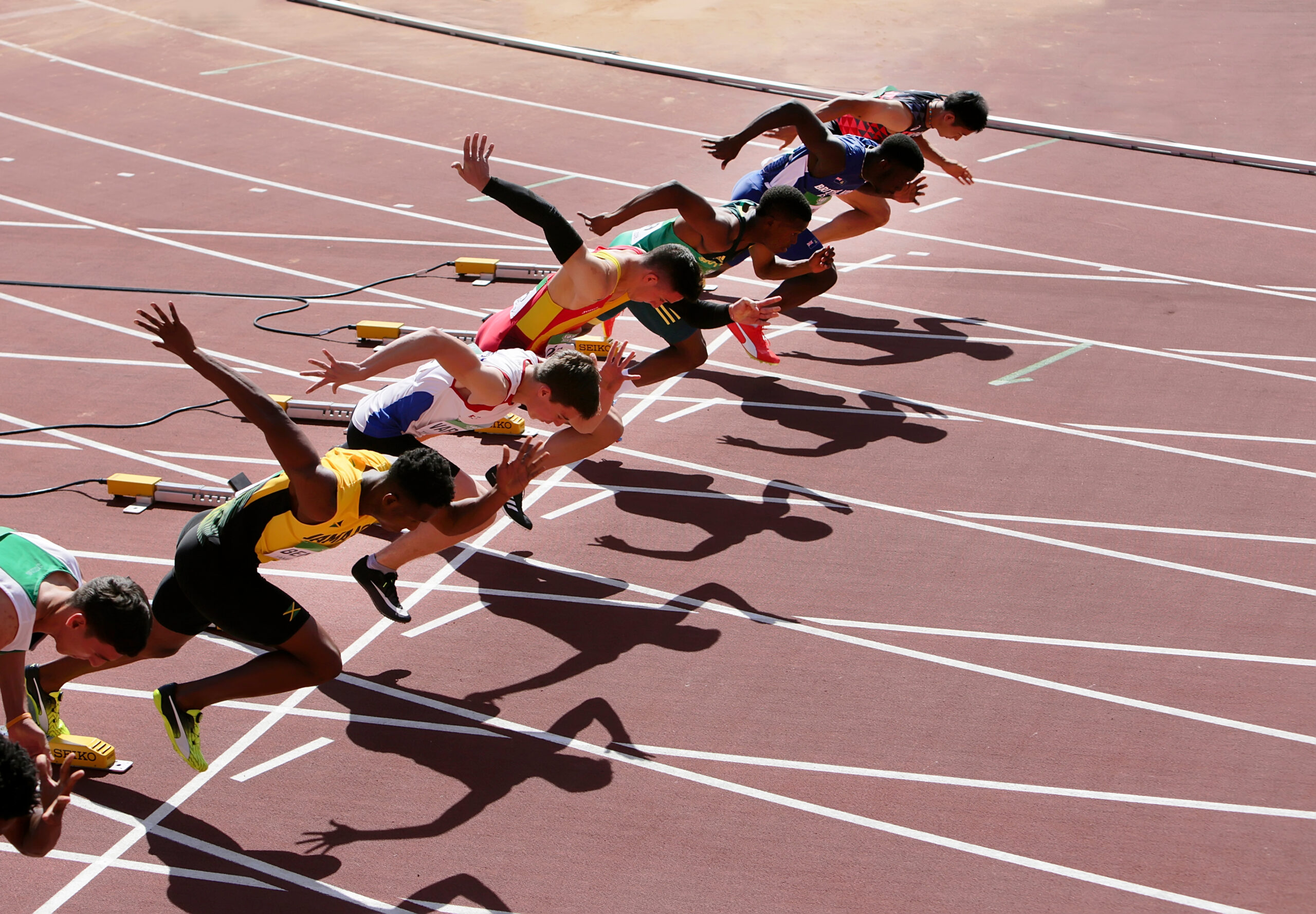 Cursă de 100 de metri cu un singur sportiv, după ce toți ceilalți ...