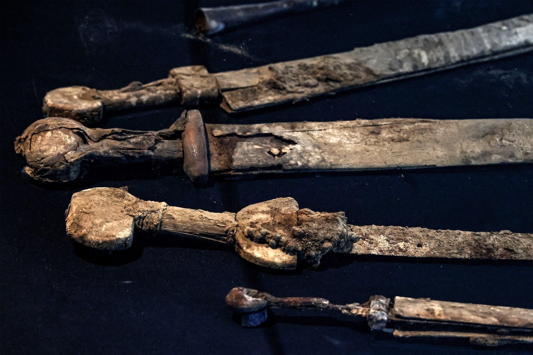 Săbii romane vechi de 1.900 de ani, găsite într-o peșteră din deșertul ...