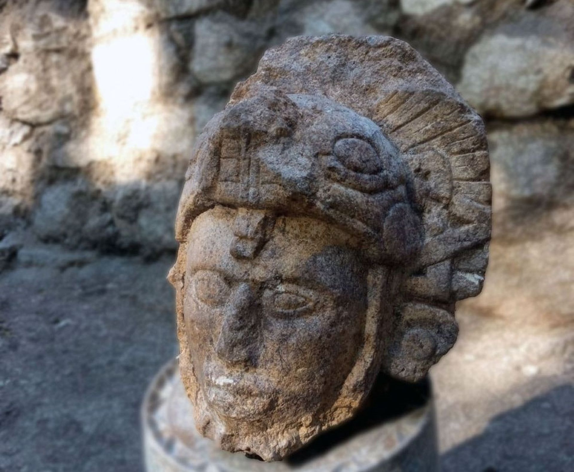 Statuia unui războinic mayaș cu coif de șarpe, descoperită la Chichén Itzá