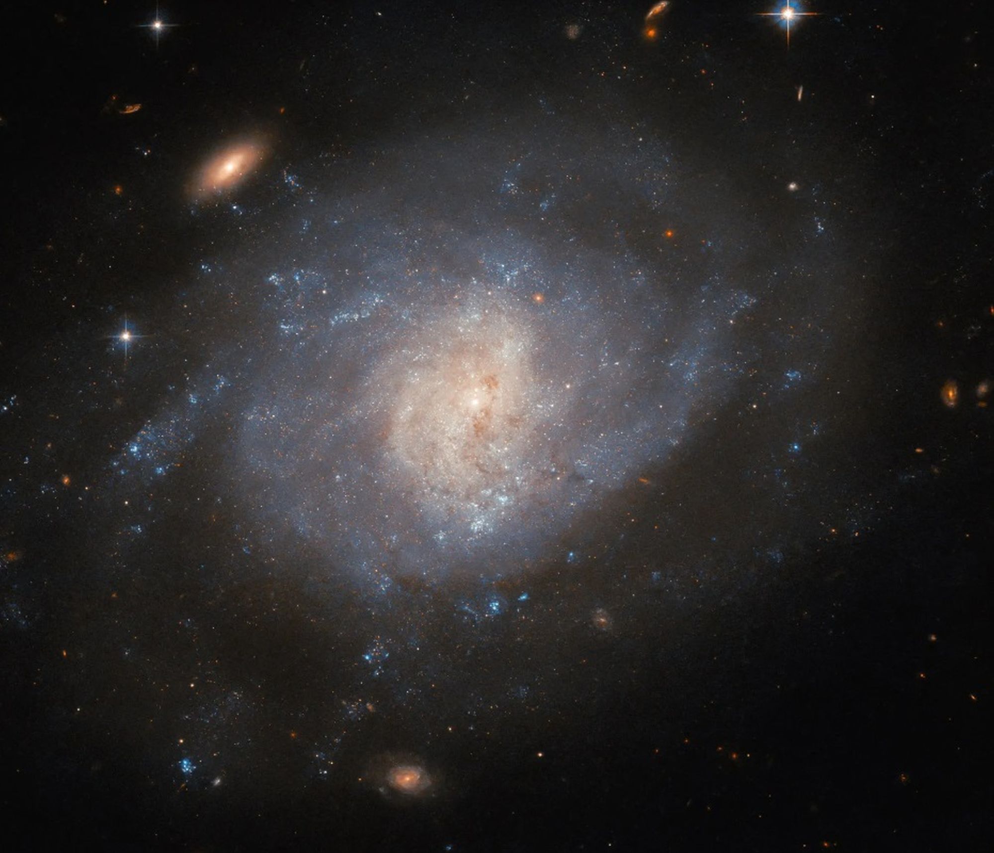 Telescopul Hubble dezvăluie o galaxie cu un trecut exploziv