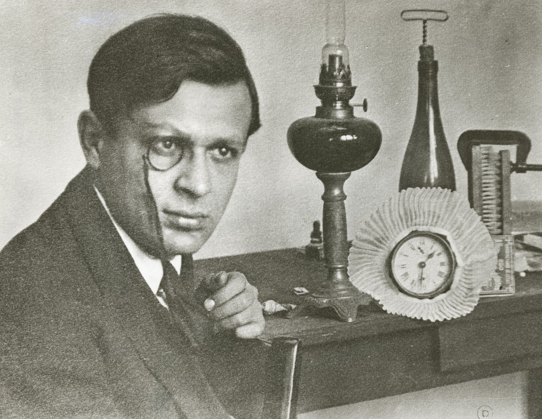 Dadaismul, curentul artistic iniţiat de românul Tristan Tzara