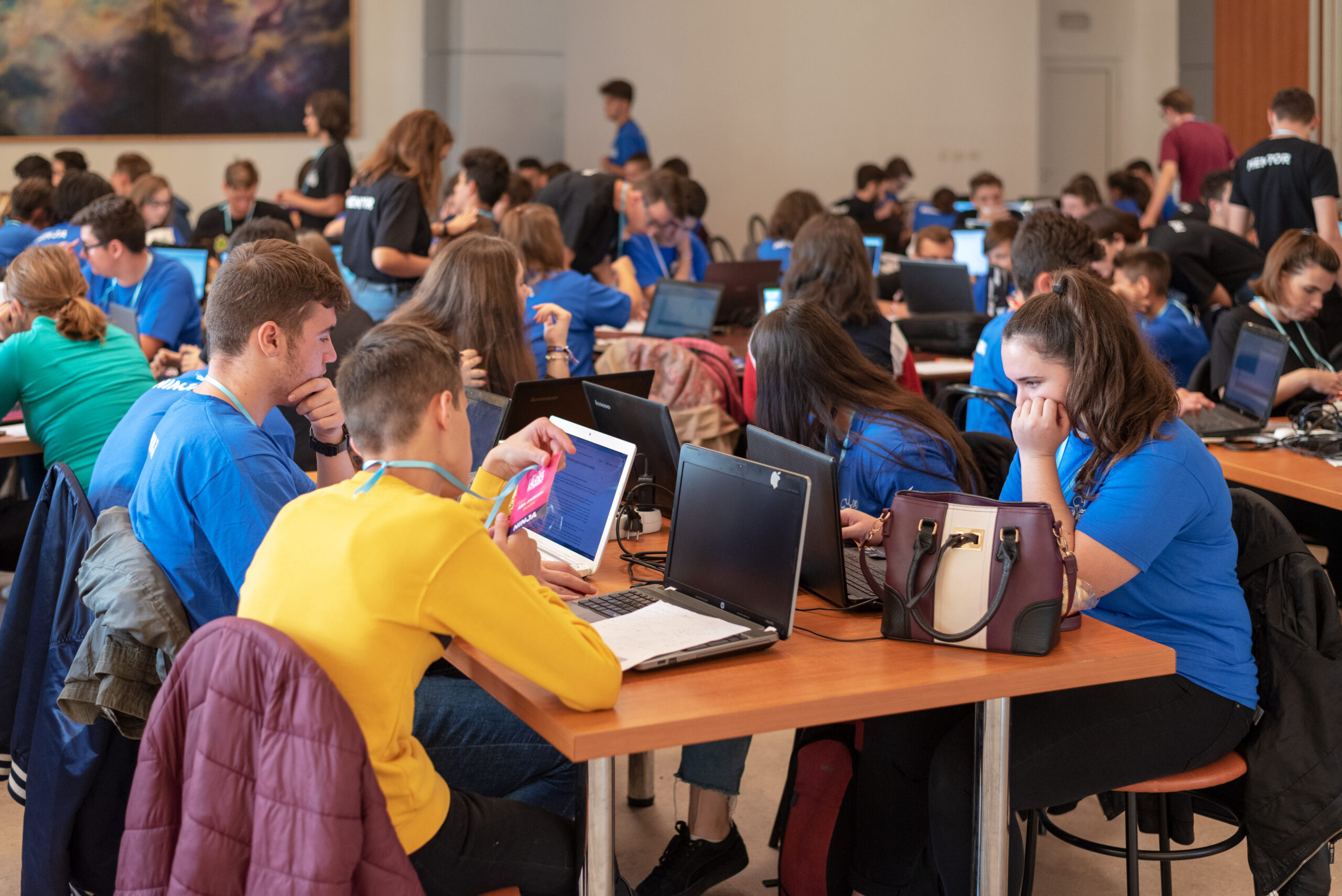 Elevii români au mai multă încredere în instituțiile europene decât în ...