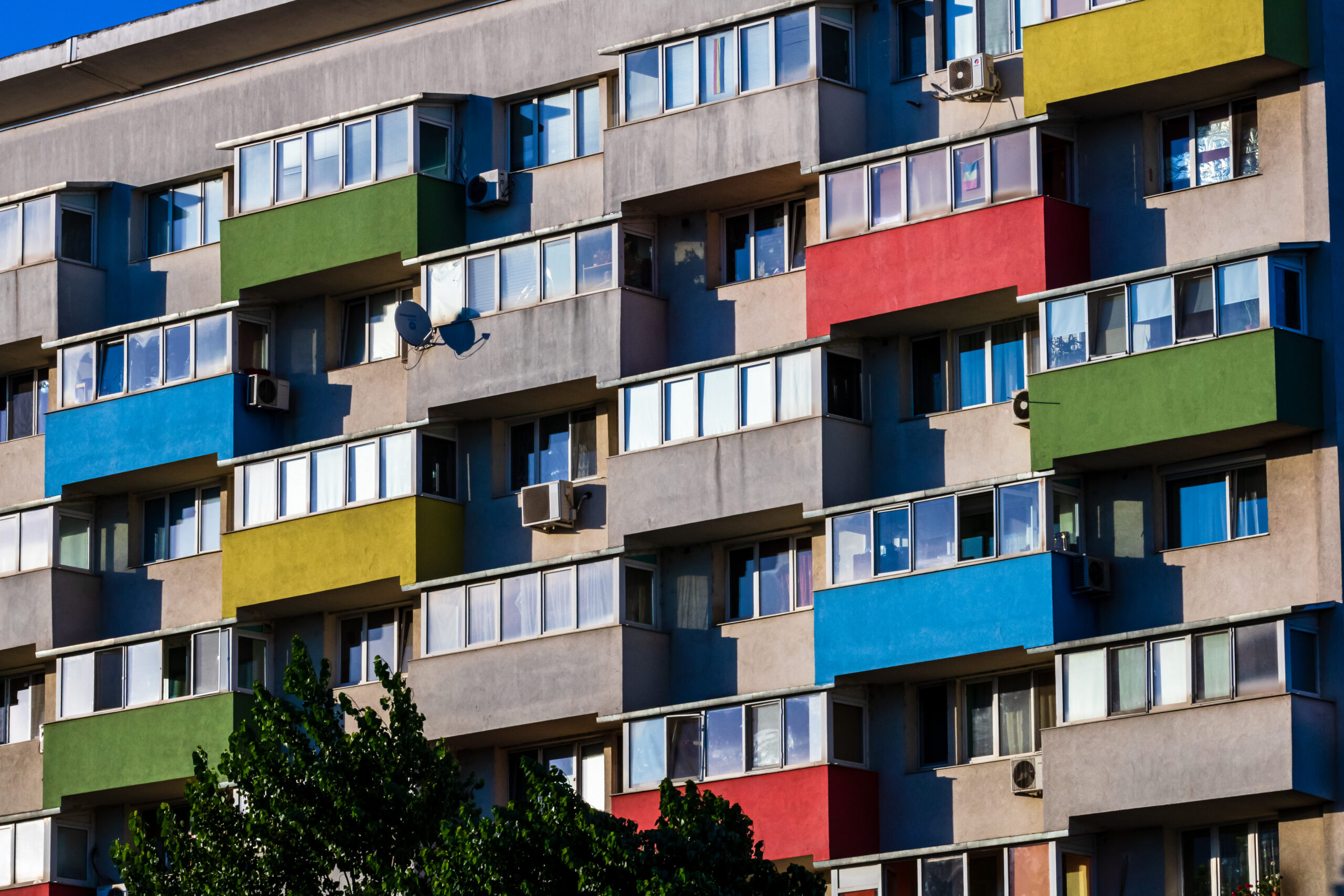 Ce este mai important pentru români: costul unei locuințe sau zona?