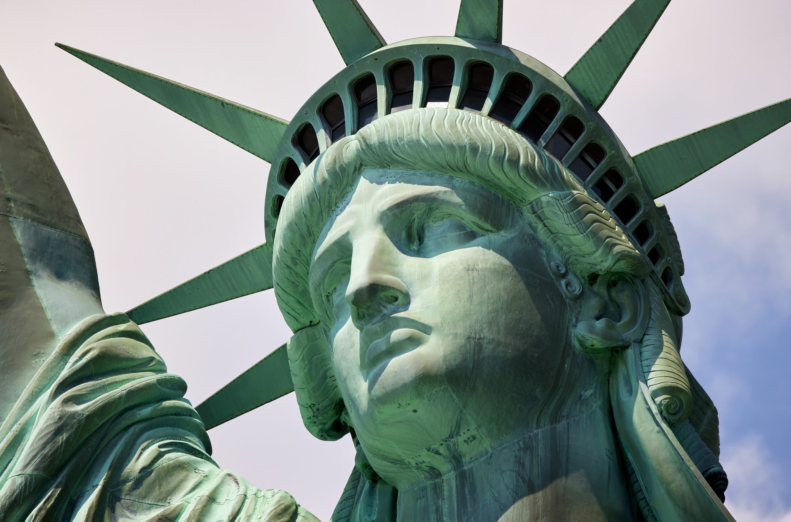A cui față este Statuia Libertății?