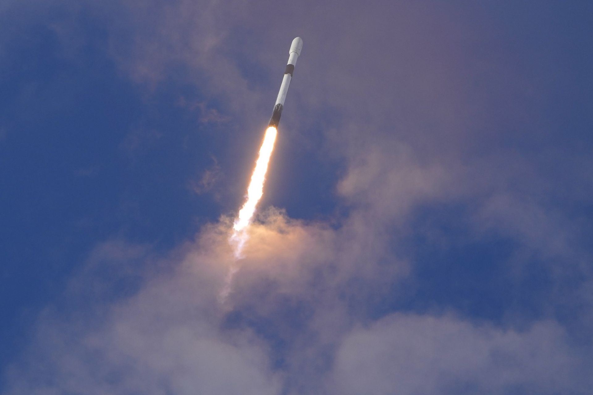Racheta Falcon 9 a SpaceX a primit permisiunea de a reveni în spațiu