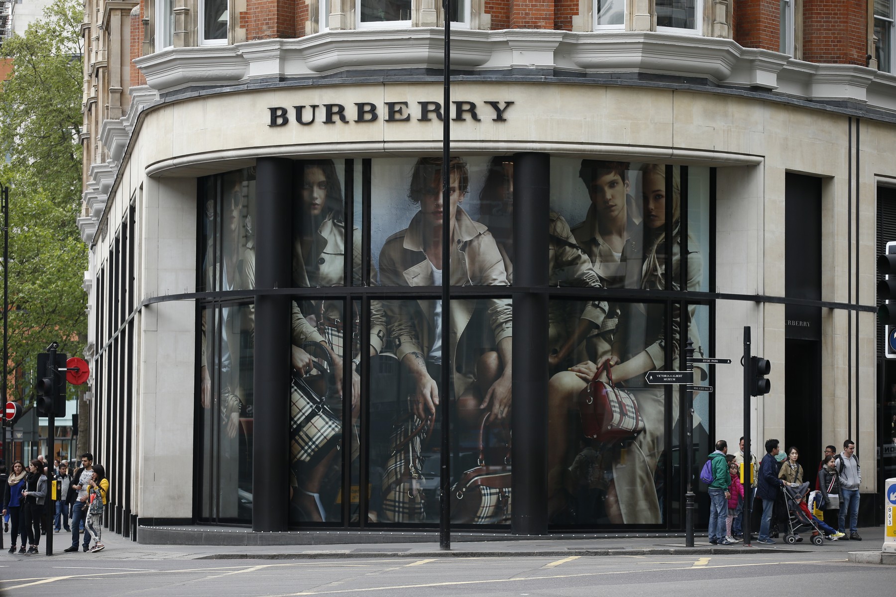 Directorul general al casei de modă Burberry pleacă după mai puțin de 2 ...