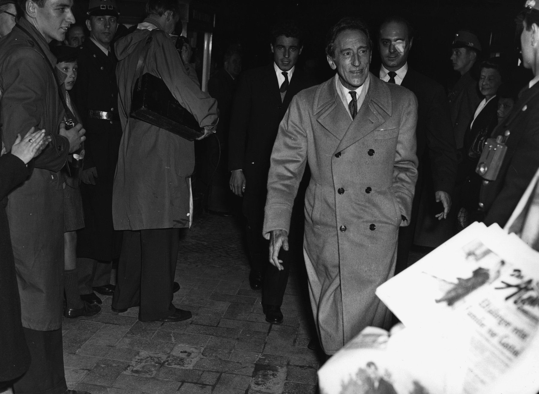 Jean Cocteau, poet francez, artist, regizor și dramaturg. „Poetul este ...