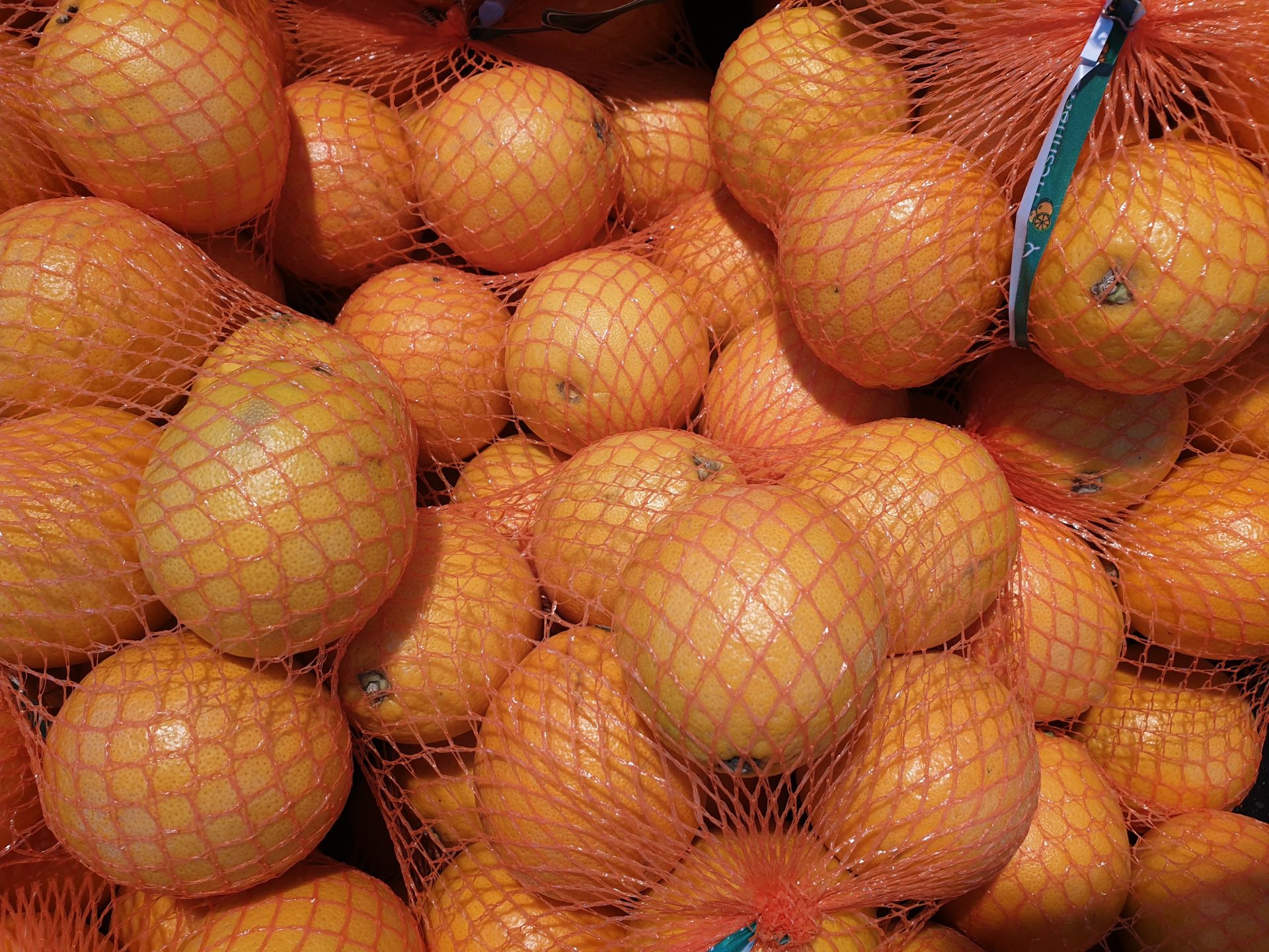 De ce portocalele sunt vândute în plase roșii?