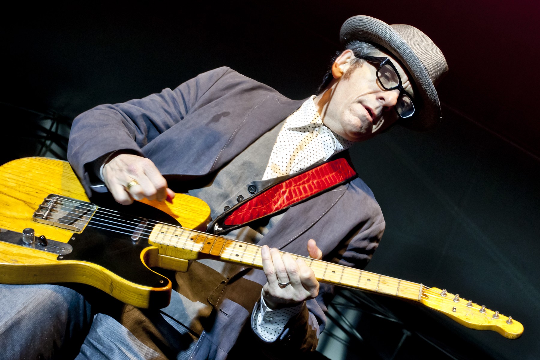 Elvis Costello, geniul rebel al muzicii rock. „Vocația mea supremă în ...