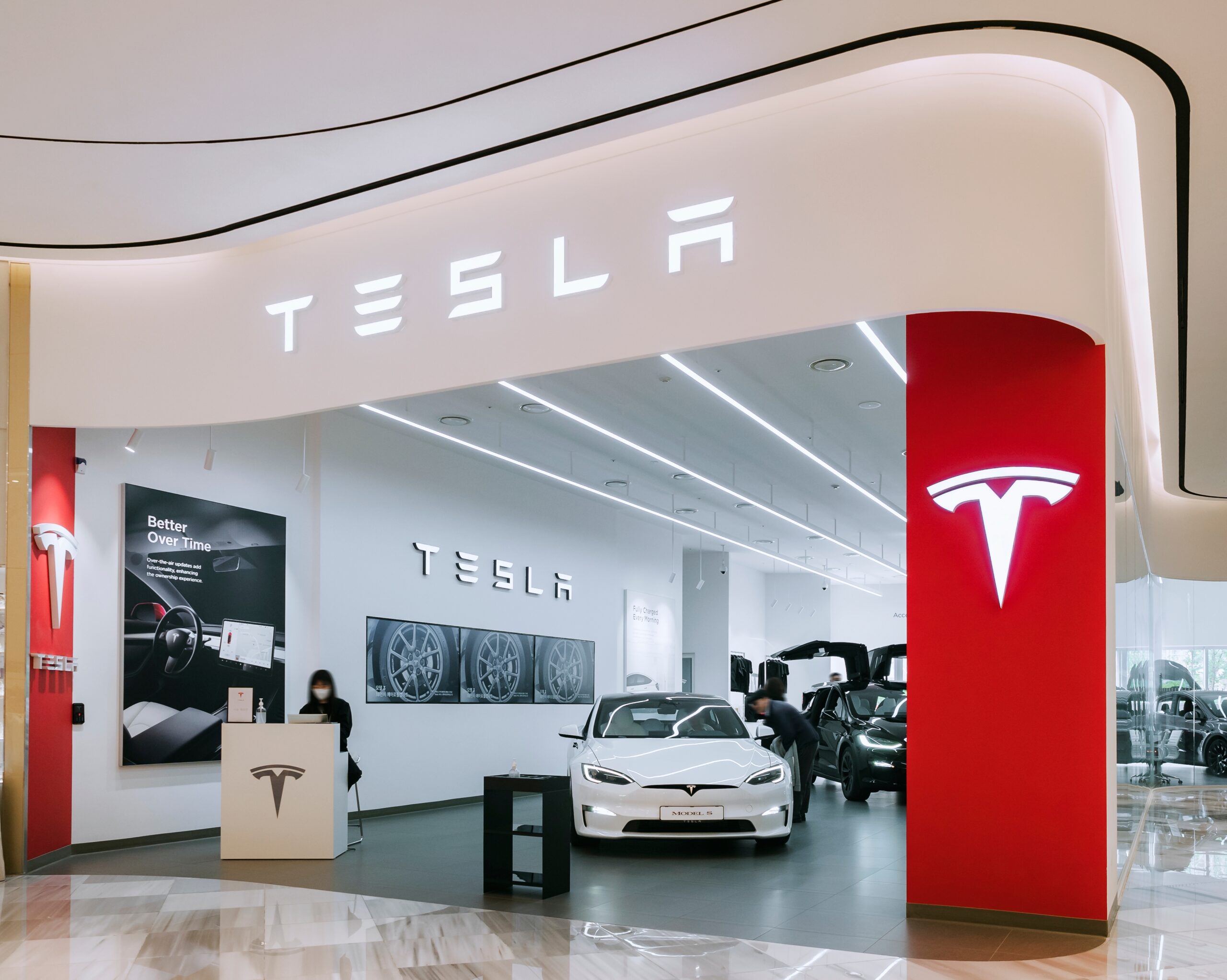Un șofer de Tesla a uimit internauții! Cât plătește pentru încărcarea ...