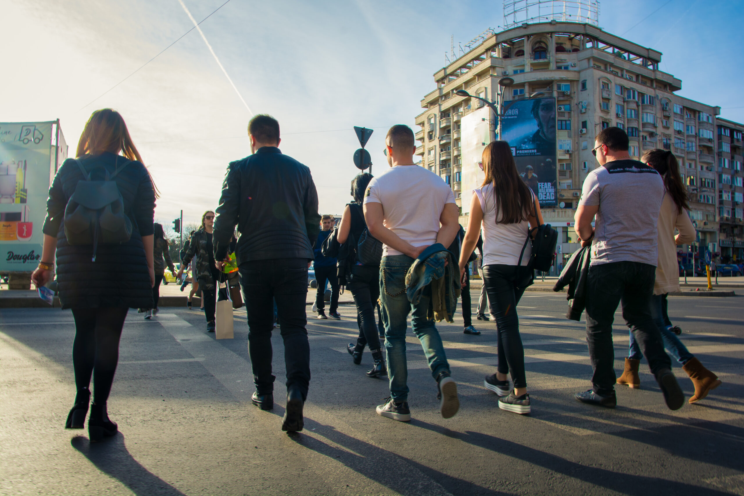 Câți dintre tinerii din România s-ar muta într-o altă ţară?