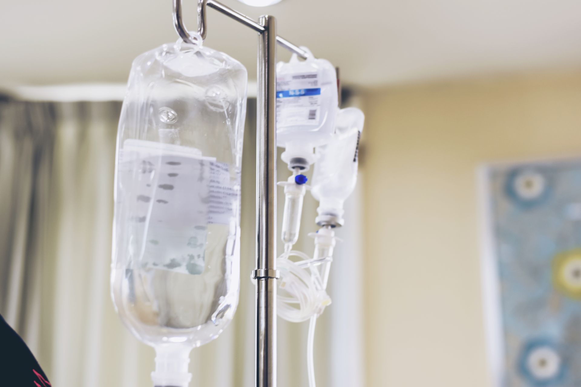 Pungile de perfuzii ar pompa microplastice direct în fluxul sanguin ...