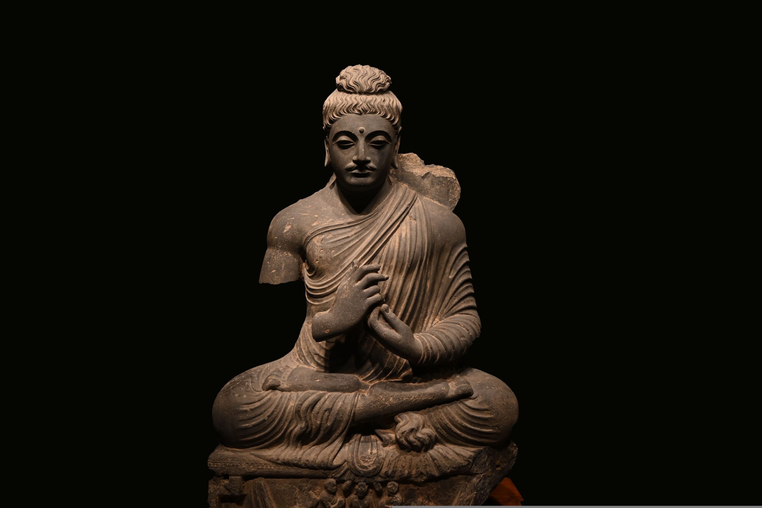 O statuie a lui Buddha în mărime naturală din Coreea de Nord, veche de ...