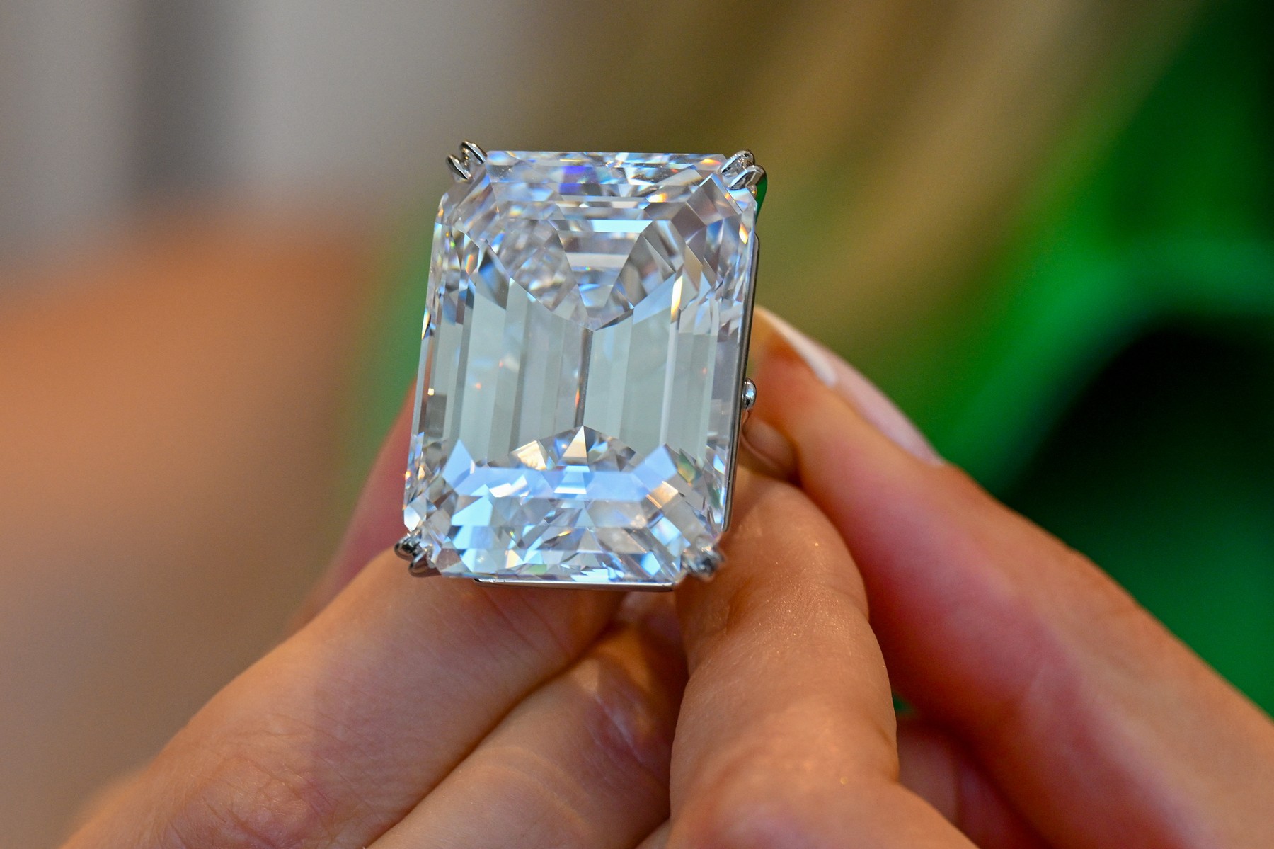 Un diamant de 20 de milioane de dolari, expus în întreaga lume înainte ...