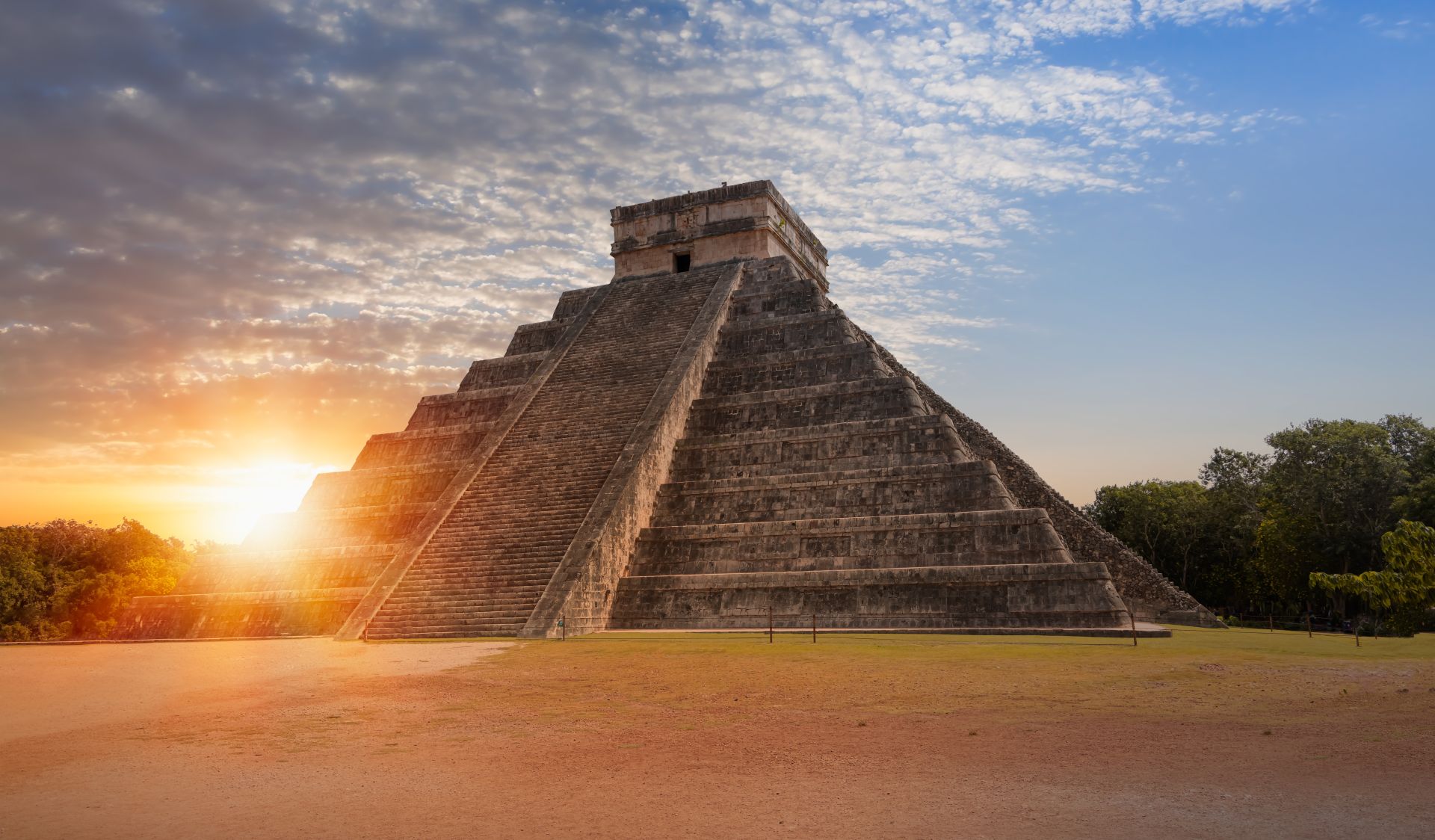 Ce se află în interiorul piramidei de la Chichén Itzá?