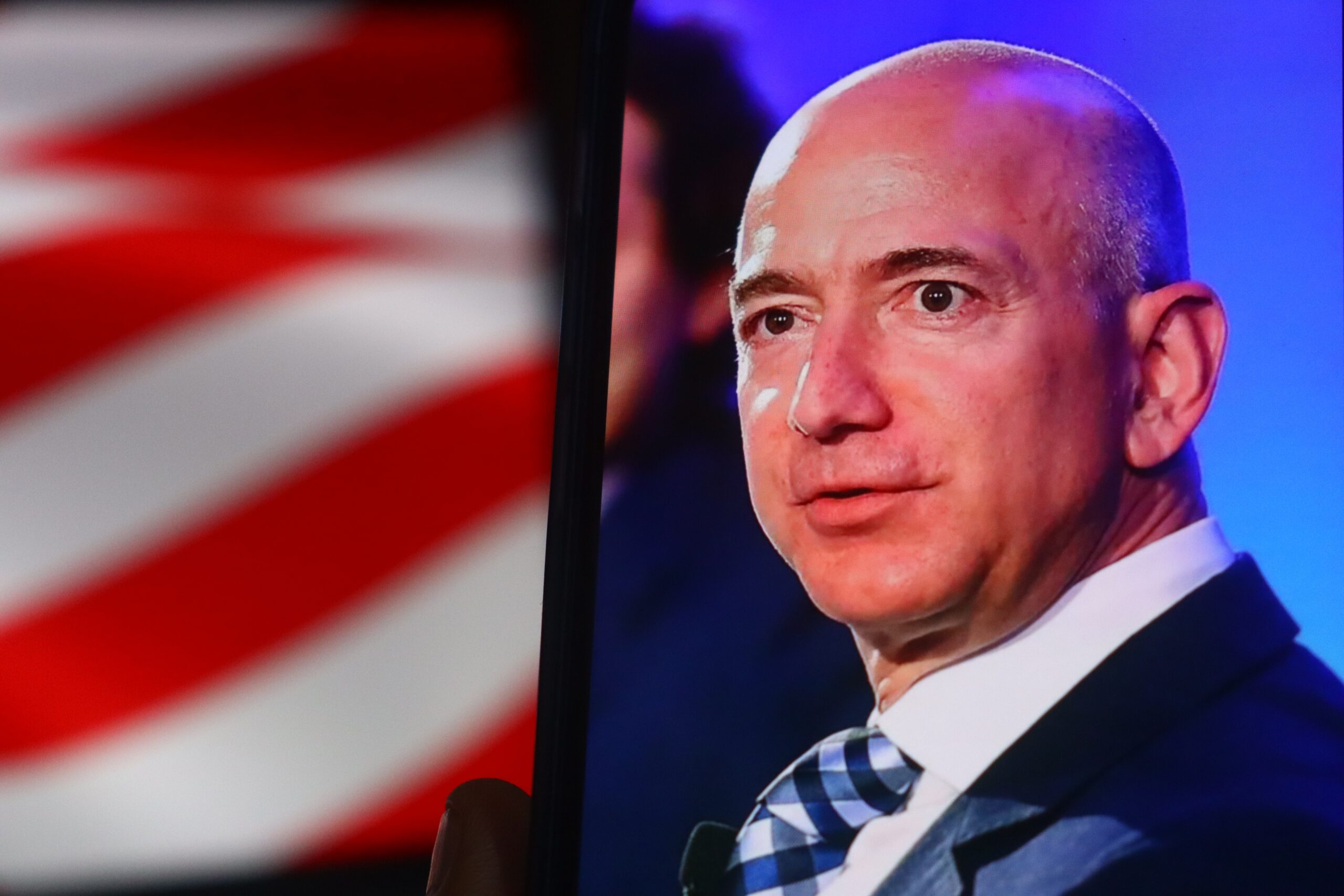 Cine este Jeff Bezos și cum a ajuns să fie unul dintre bogații planetei?