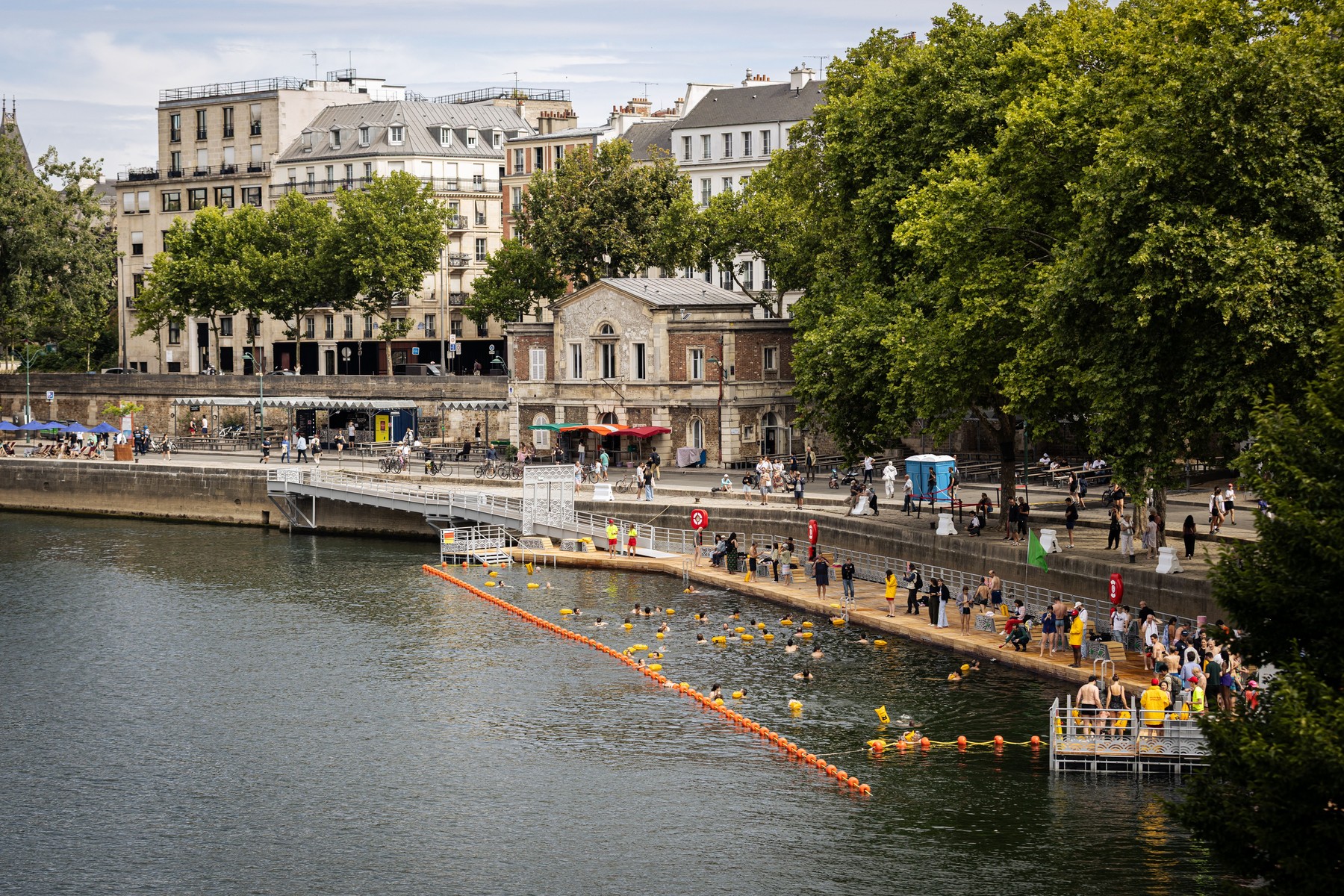 După ce a fost interzis timp de peste 100 de ani, parizienii pot în ...