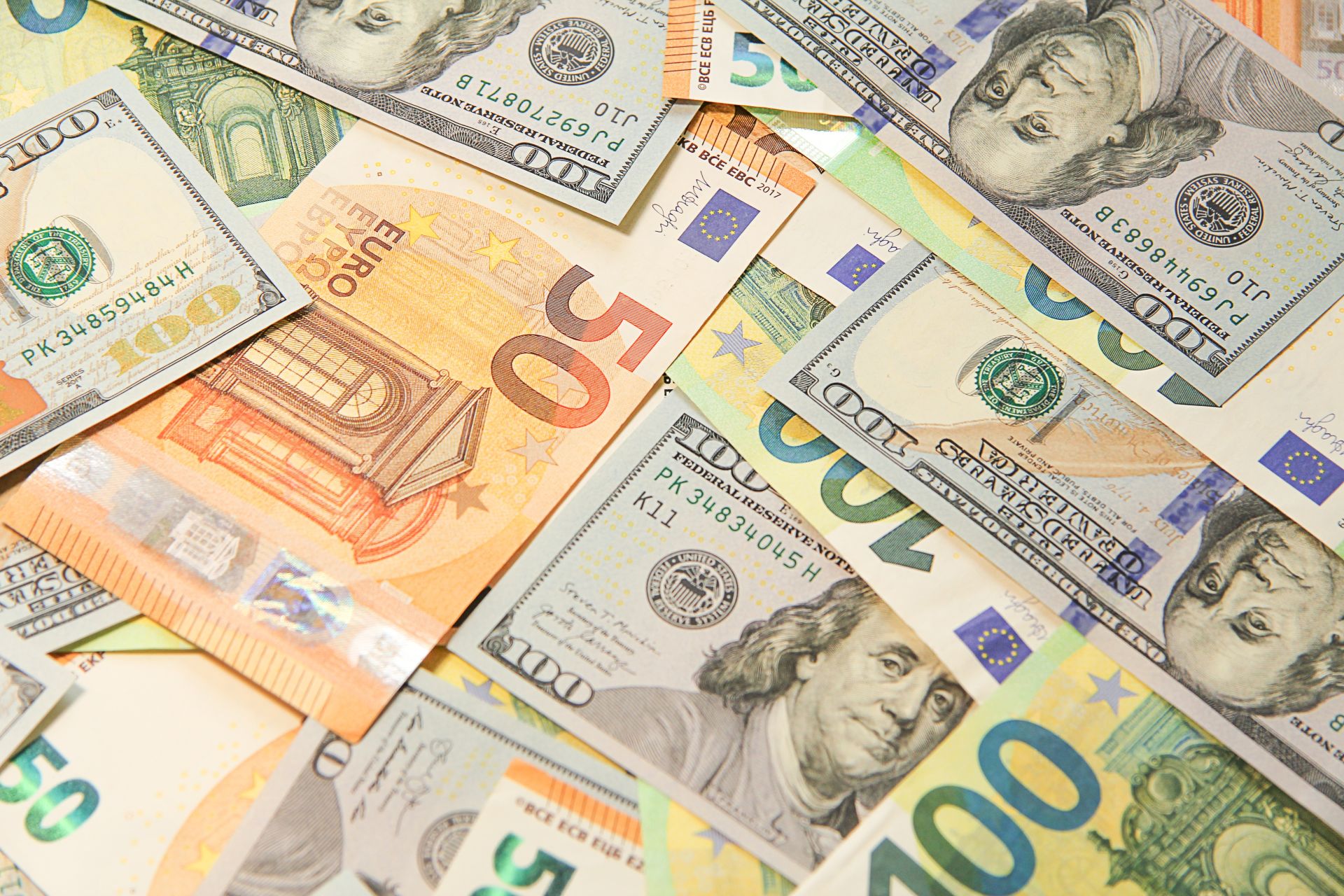 Polițiștii din Vrancea au găsit bancnote false de 4,1 milioane de euro