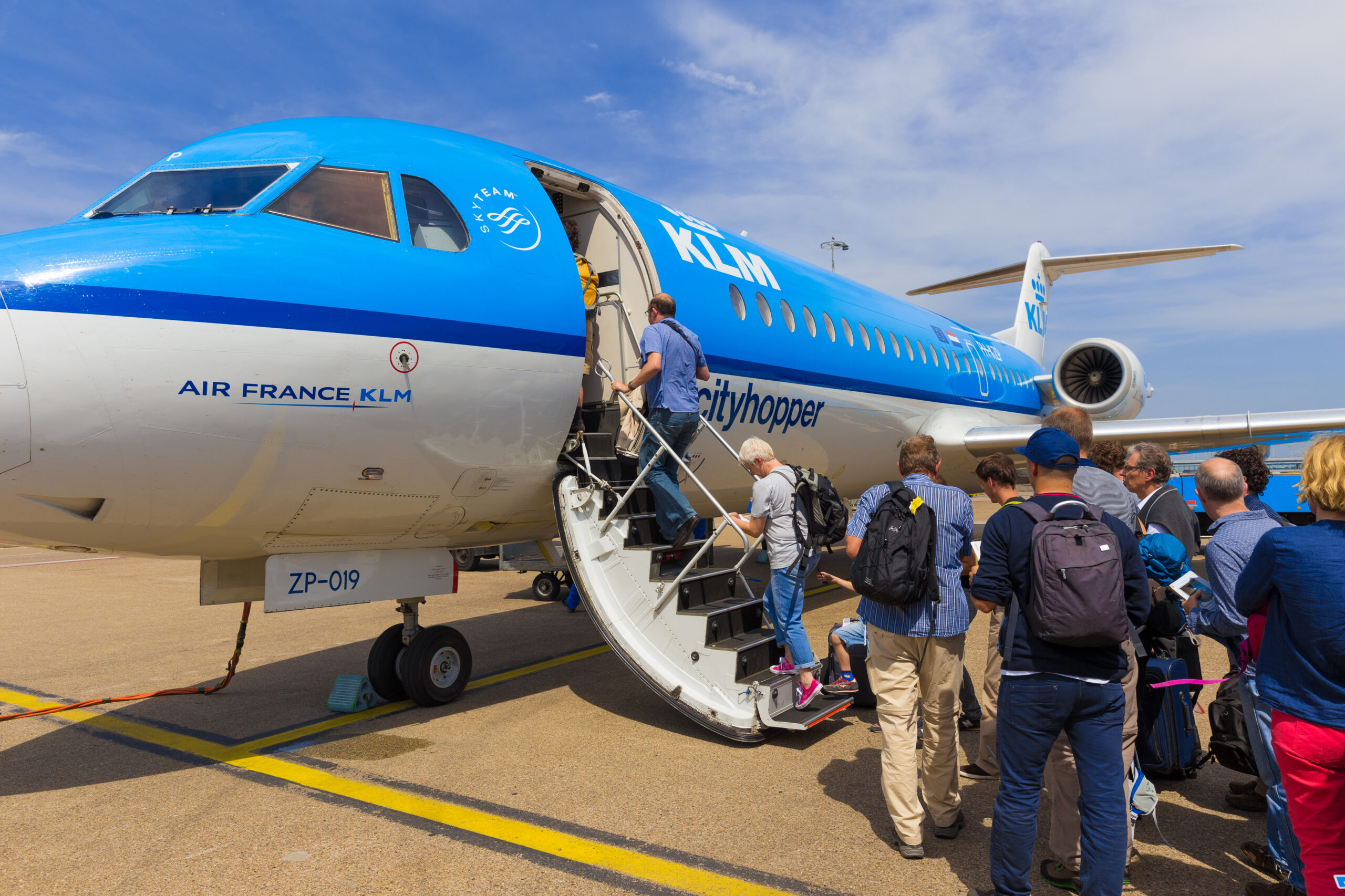 Zeci de pasageri au așteptat aproape o oră pe scara unui avion, iar în ...
