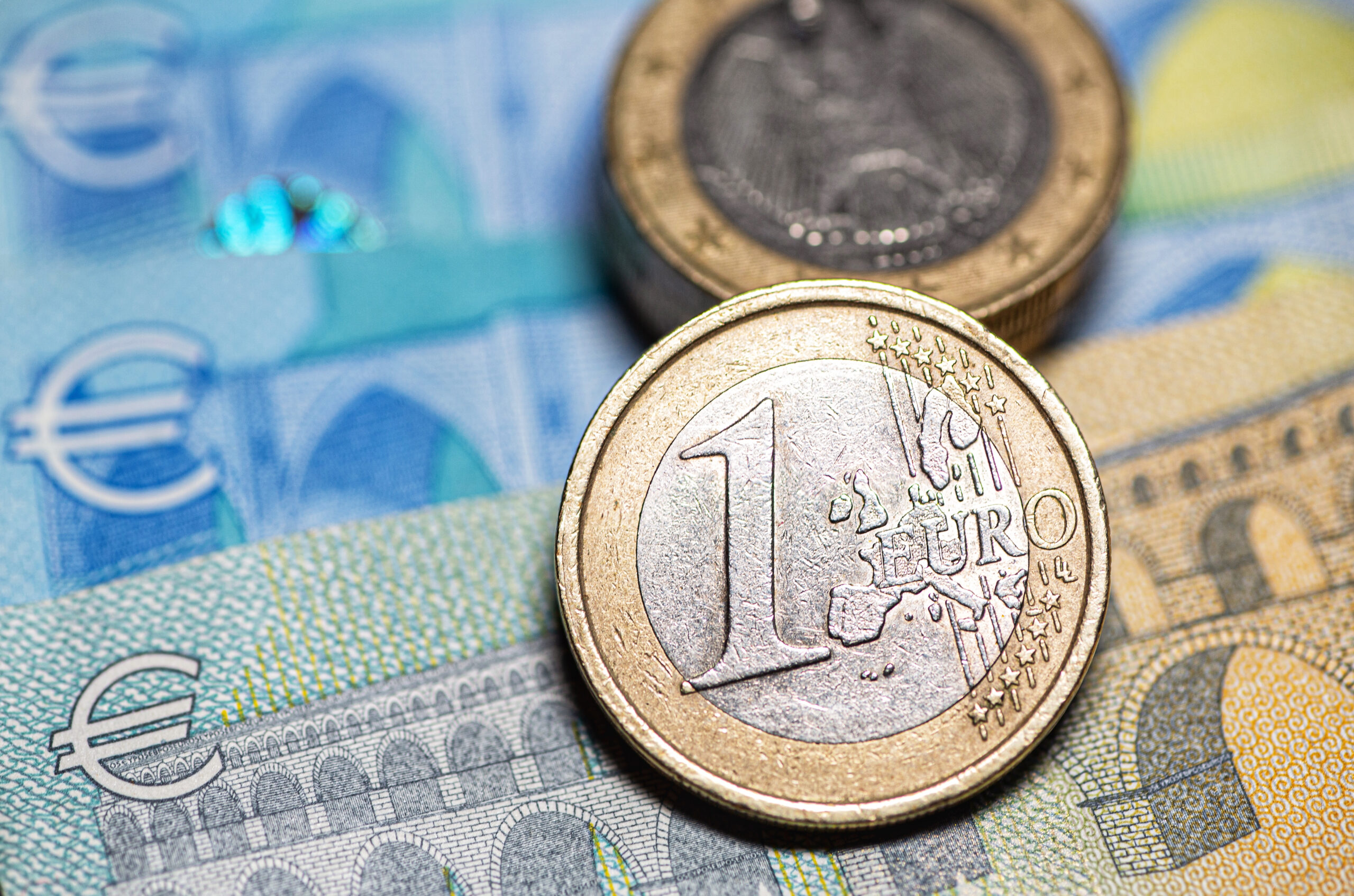 Când ar putea adera și România la moneda euro?
