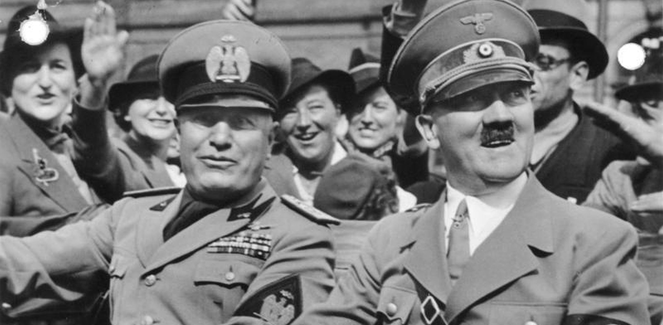Notițe scrise de mână de Benito Mussolini, confiscate de la o casă de ...