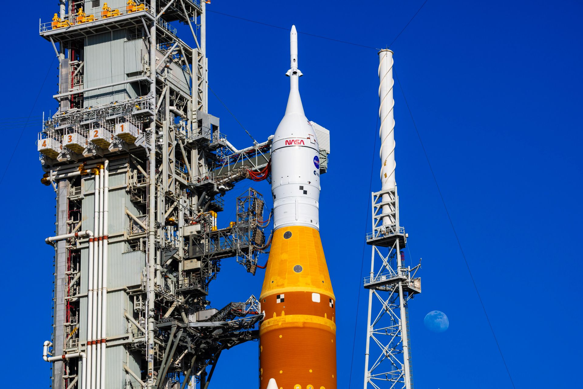 NASA amână lansarea Artemis 2 și eliberează astronauții din carantină ...