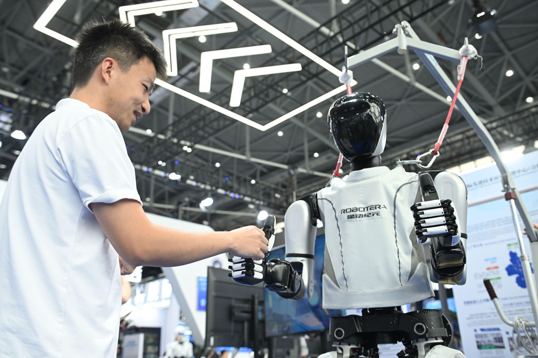 VIDEO: Un robot umanoid prezentat în China a executat un dans ...