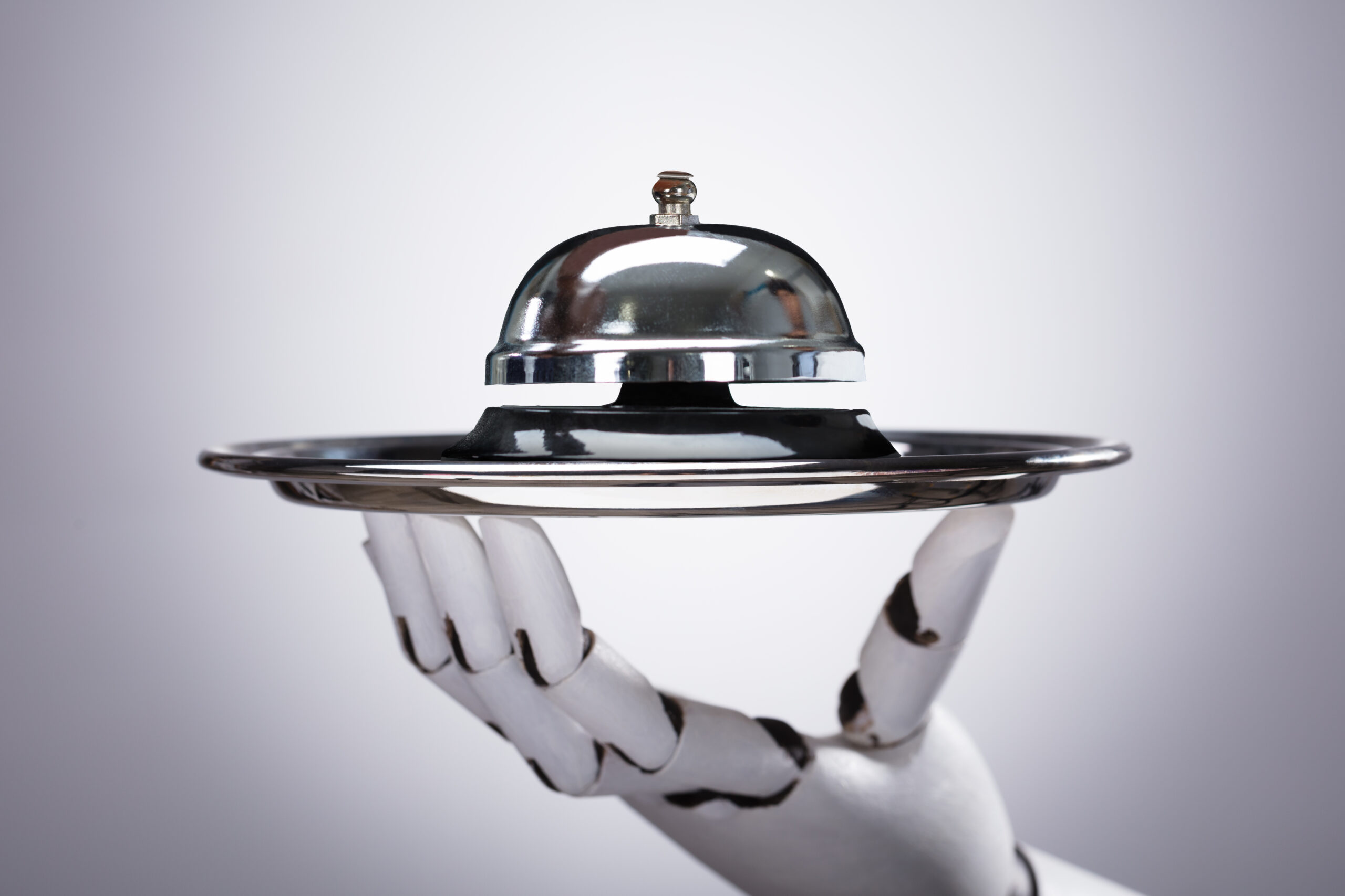 Un robot chelner a avut „o cădere nervoasă” într-un restaurant și a ...