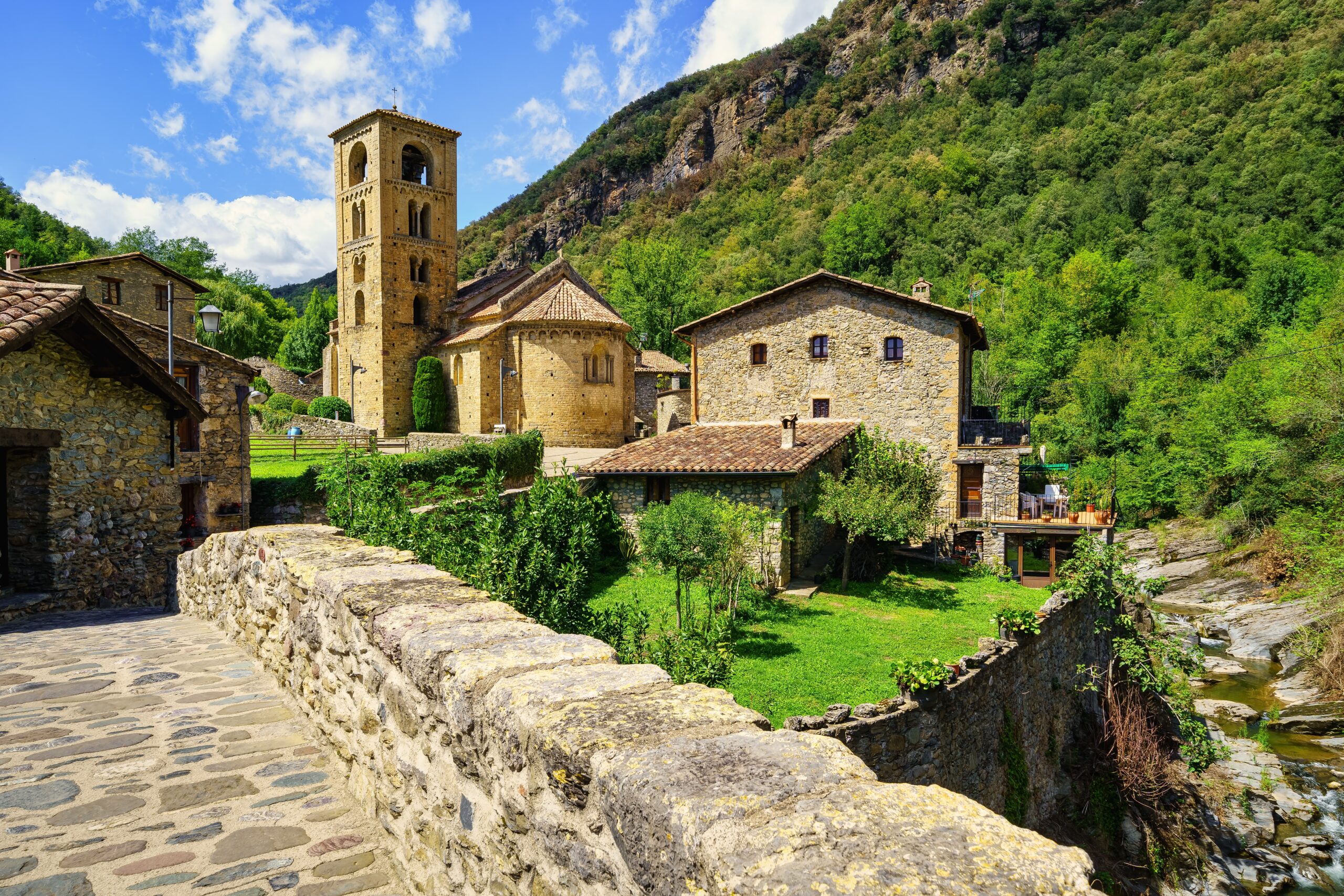 Un sat medieval „înghețat în timp” are nevoie urgentă de turiști
